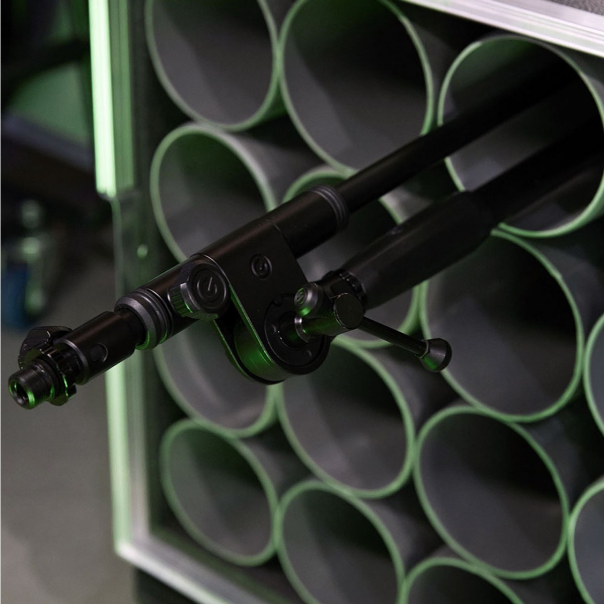 GRAVITY GTMS4232B TOURING SHORT TRIPOD MIC STAND W/ EXT BOOM & T-BAR